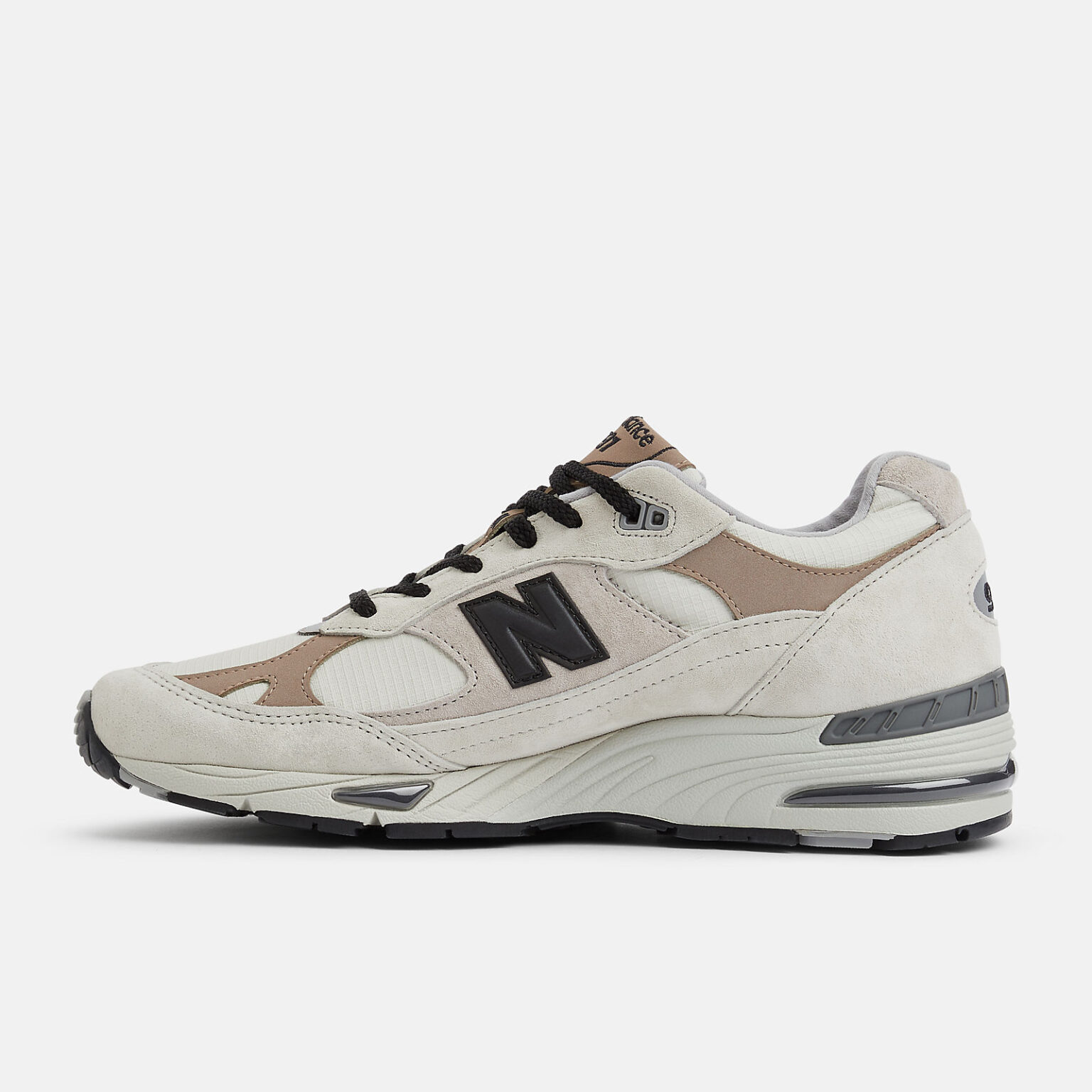 Zimowa edycja: oto New Balance 991 w kremowo beżowych odcieniach