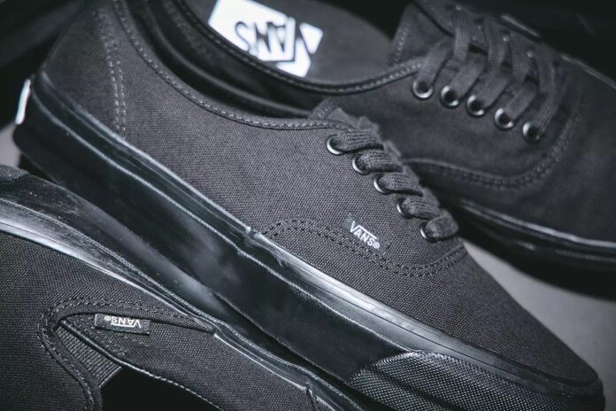 Czarny minimalizm: Odkryj kolekcję Vans „Triple Black”